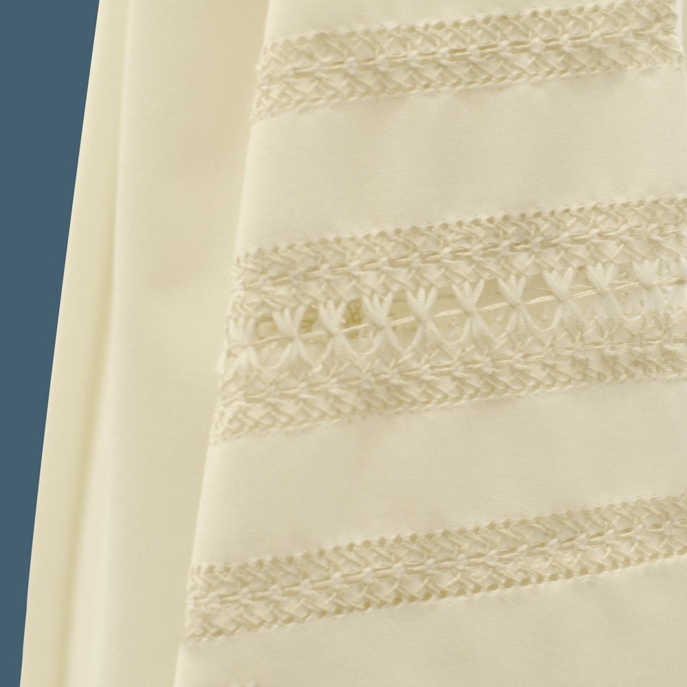 Liturgical alb of ivory color embroidered by hand | Myriam